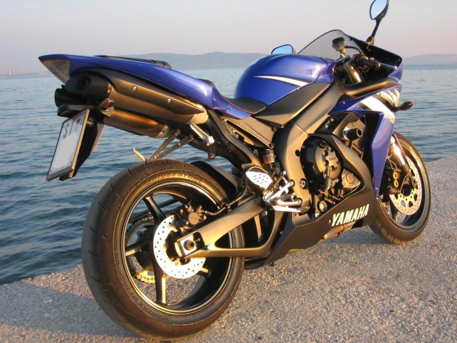 Yamaha R1, 2004 god.