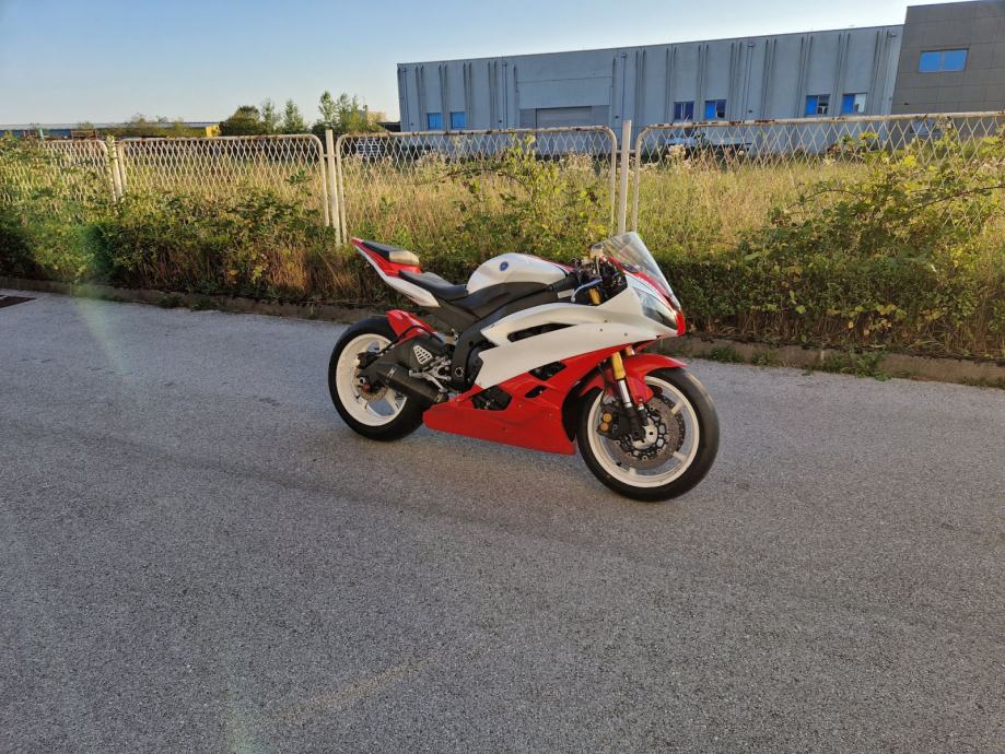 Yamaha YZF- R6 599 cm3, 2006 god.