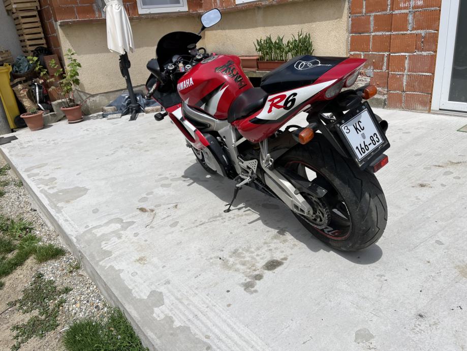 Yamaha YZF R6 600 cm3, 2002 god.