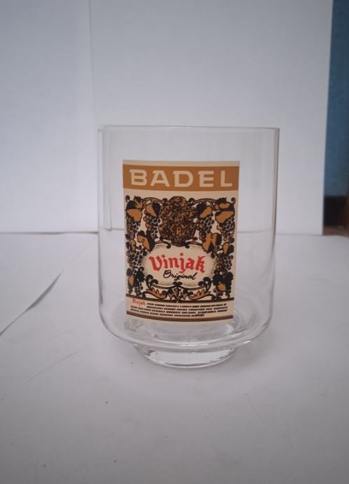 Badel vinjak čaša
