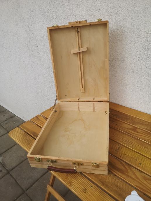 drveni kofer sa štafelajem