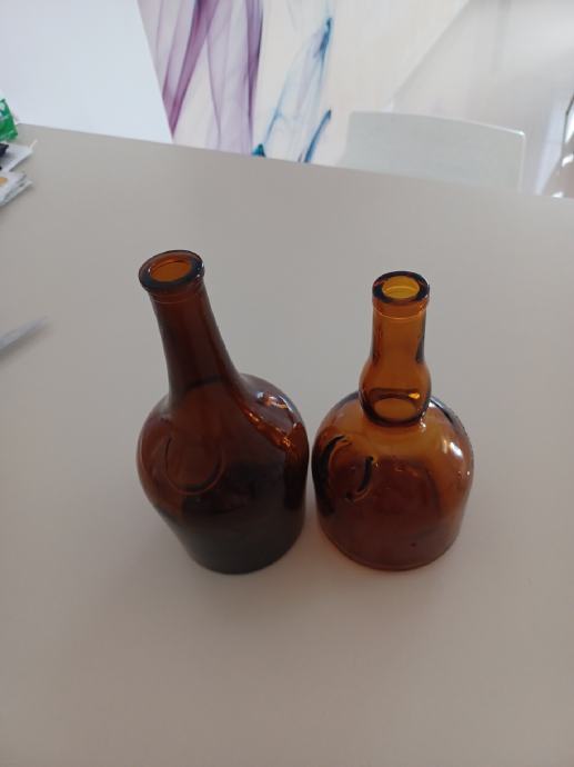 Dvi stare smedje boce