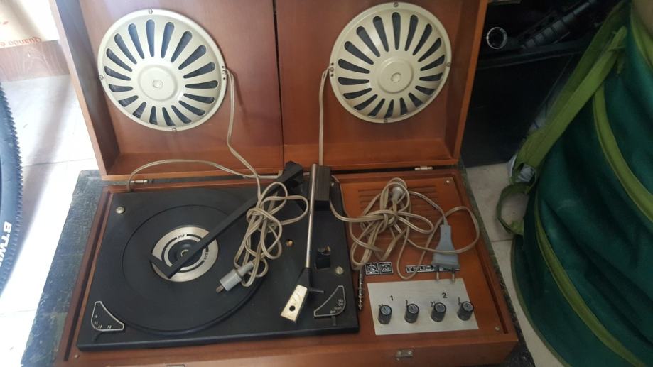 Gramofon Iskra.