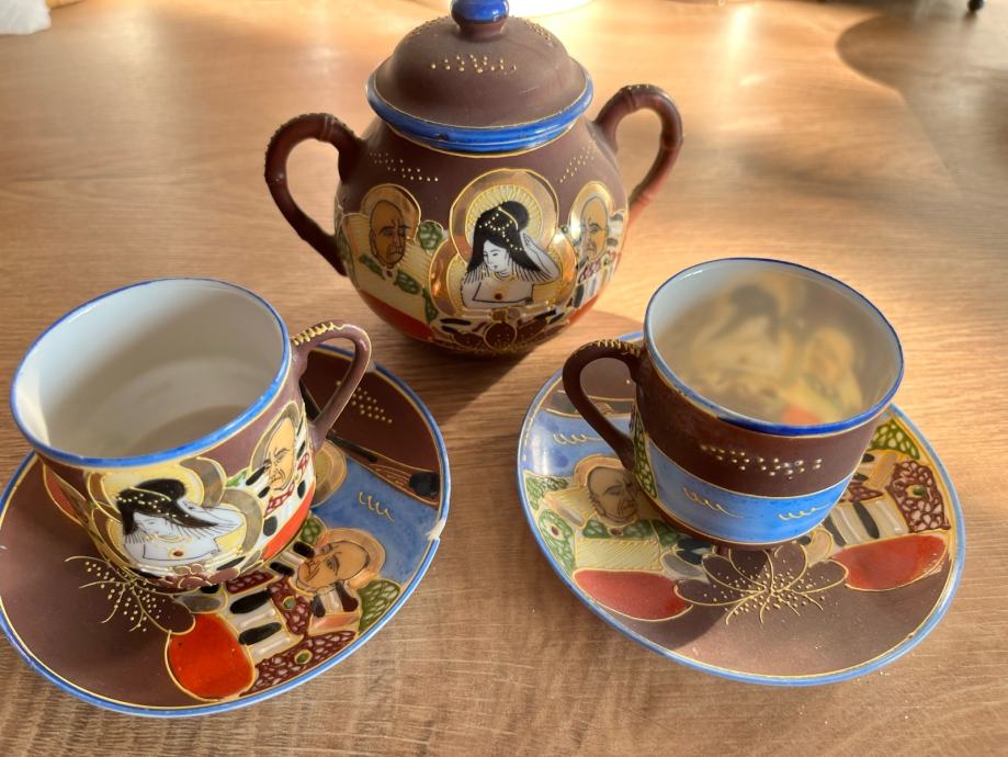 Japanski cajnik i 2 salice s pijaticima