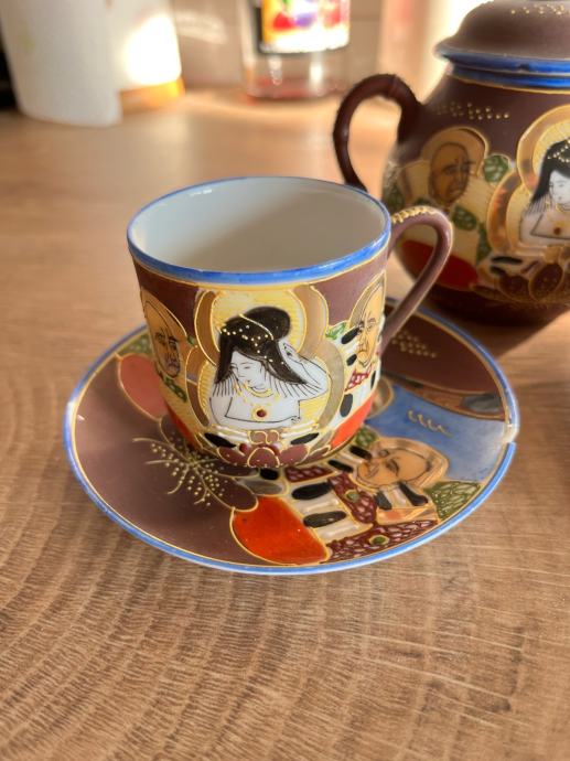 Japanski cajnik i 2 salice s pijaticima