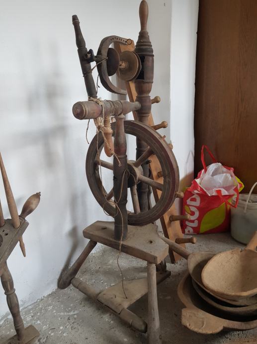 Kolovrat, Bakrena šprica drveni alati, preslica, starine prodahem