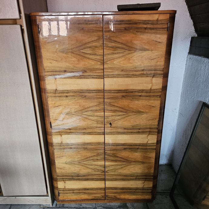 Kredenc i starinski ormar