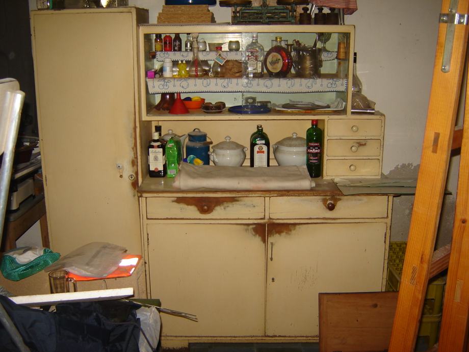 kuhinjski kredenc, hitno