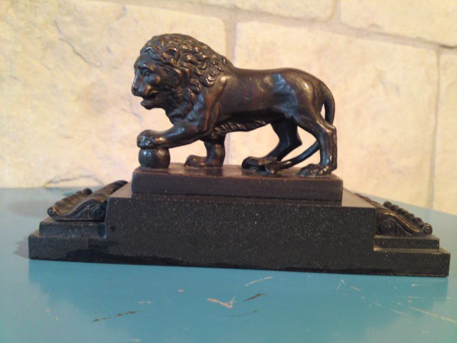 LAV- STARI POTISKIVAČ ZA STOL - ZA DOKUMENTE - BRONCA-VISINA: 10,0 cm