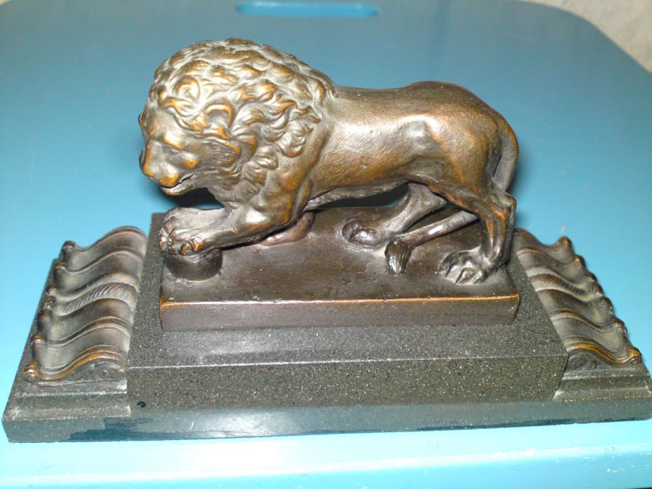 LAV- STARI POTISKIVAČ ZA STOL - ZA DOKUMENTE - BRONCA-VISINA: 10,0 cm