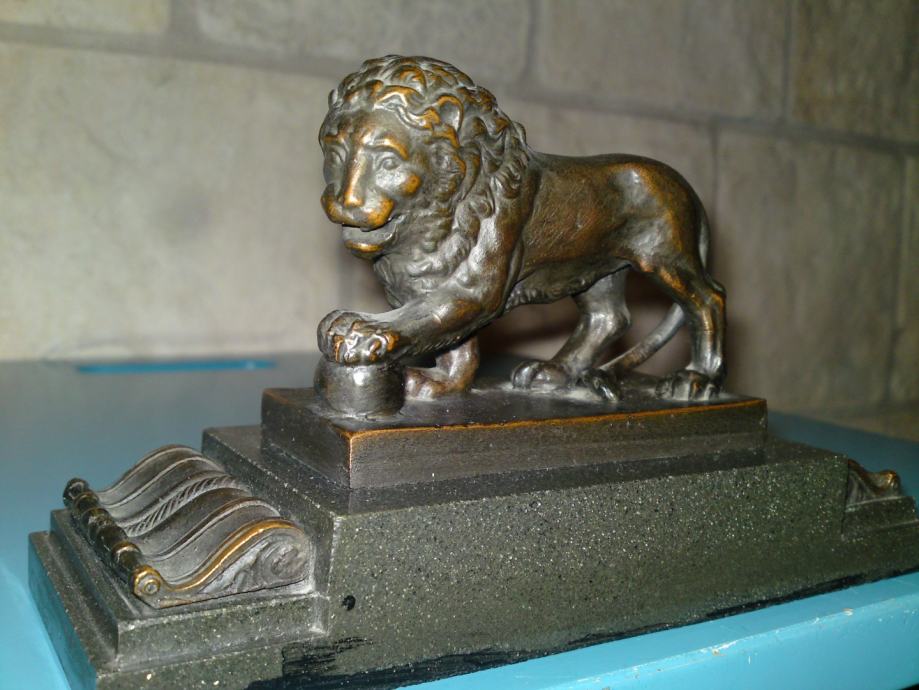 LAV- STARI POTISKIVAČ ZA STOL - ZA DOKUMENTE - BRONCA-VISINA: 10,0 cm