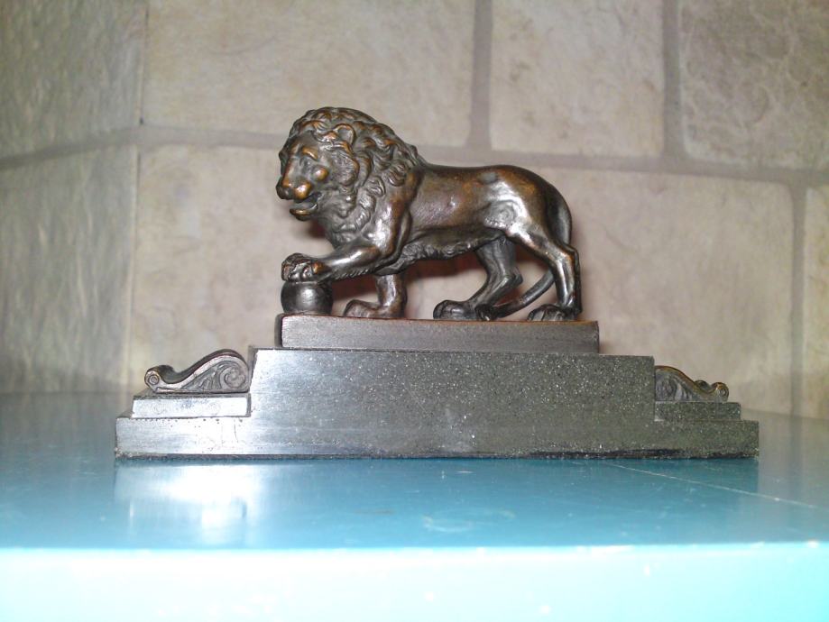 LAV- STARI POTISKIVAČ ZA STOL - ZA DOKUMENTE - BRONCA-VISINA: 10,0 cm