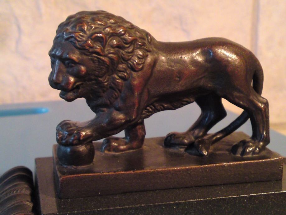 LAV- STARI POTISKIVAČ ZA STOL - ZA DOKUMENTE - BRONCA-VISINA: 10,0 cm