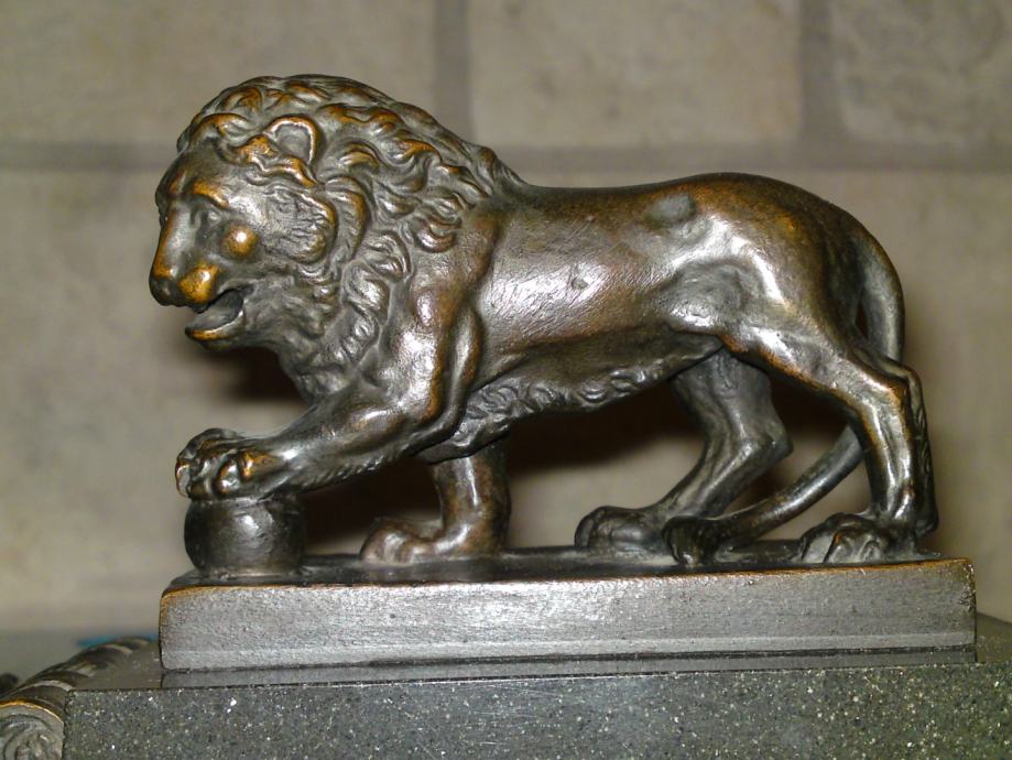 LAV- STARI POTISKIVAČ ZA STOL - ZA DOKUMENTE - BRONCA-VISINA: 10,0 cm