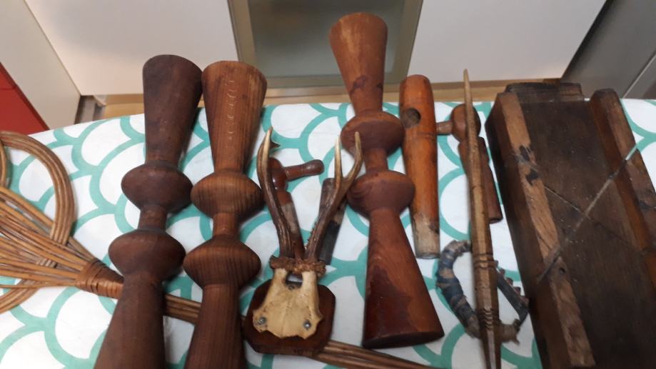 Lot starih drvenih predmeta