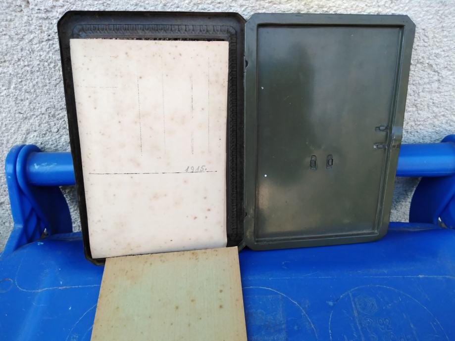 Metalni okvir sa fotografijom