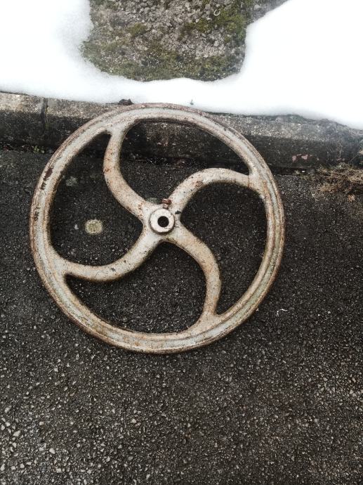 Postolje stare šivaće mašine