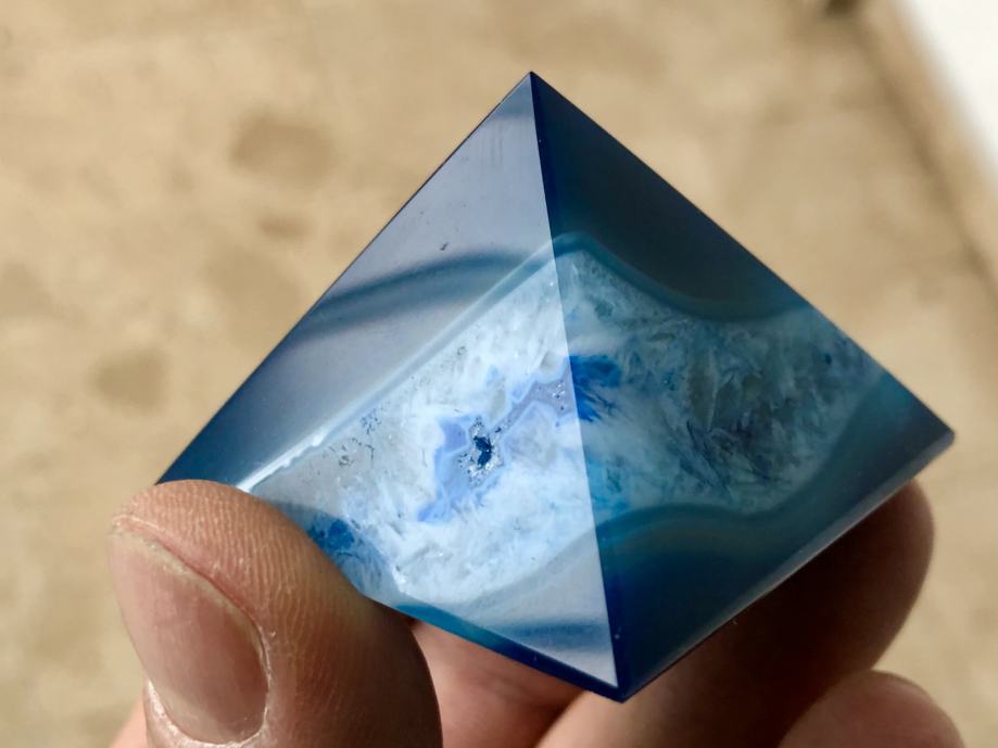 Piramida - plavi kristal Ahat