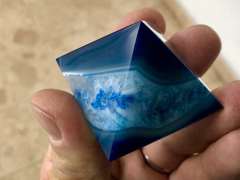 Piramida - plavi kristal Ahat