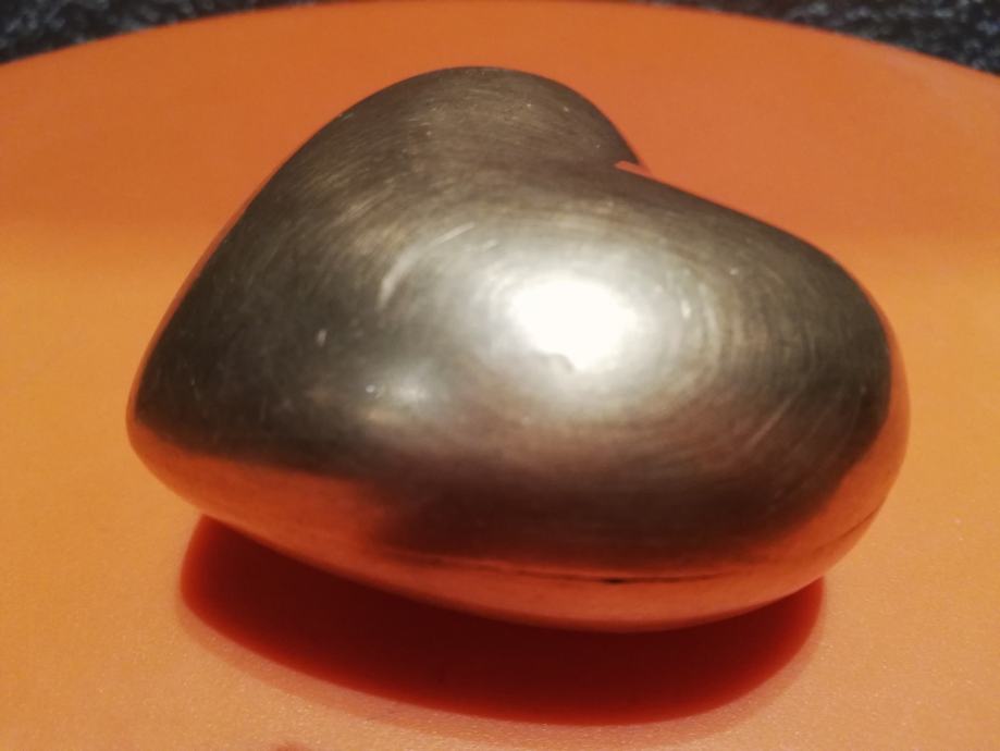 Posuda za prsten je od punog mesinga u obliku srca