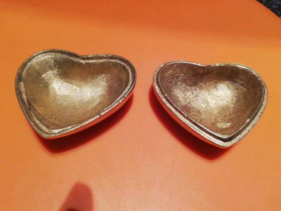 Posuda za prsten je od punog mesinga u obliku srca
