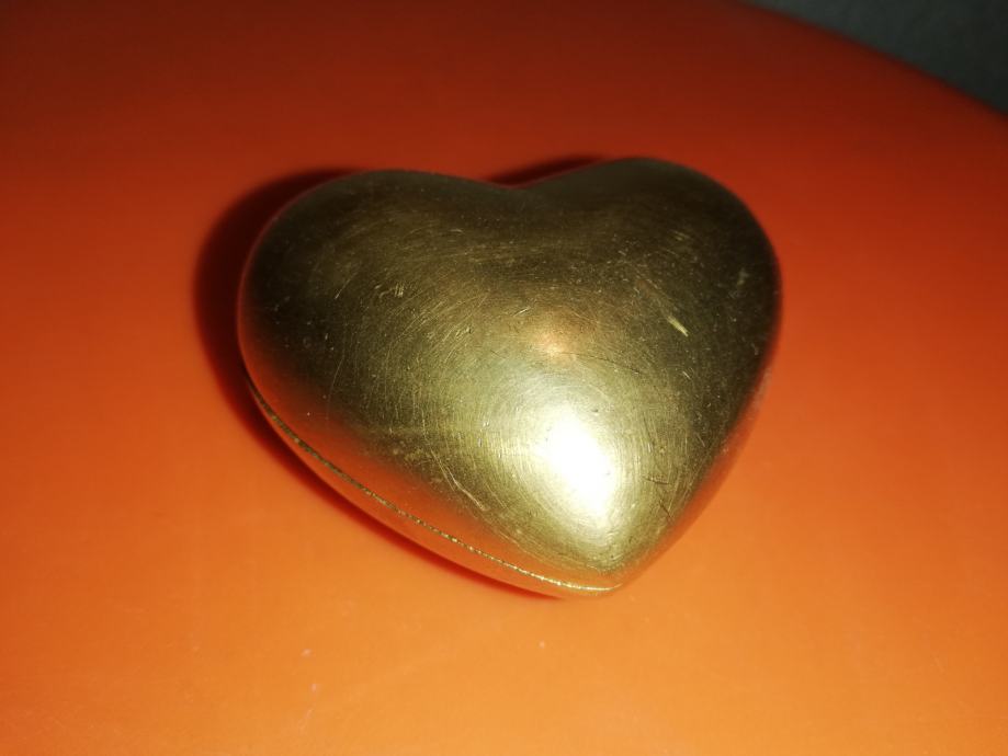 Posuda za prsten je od punog mesinga u obliku srca