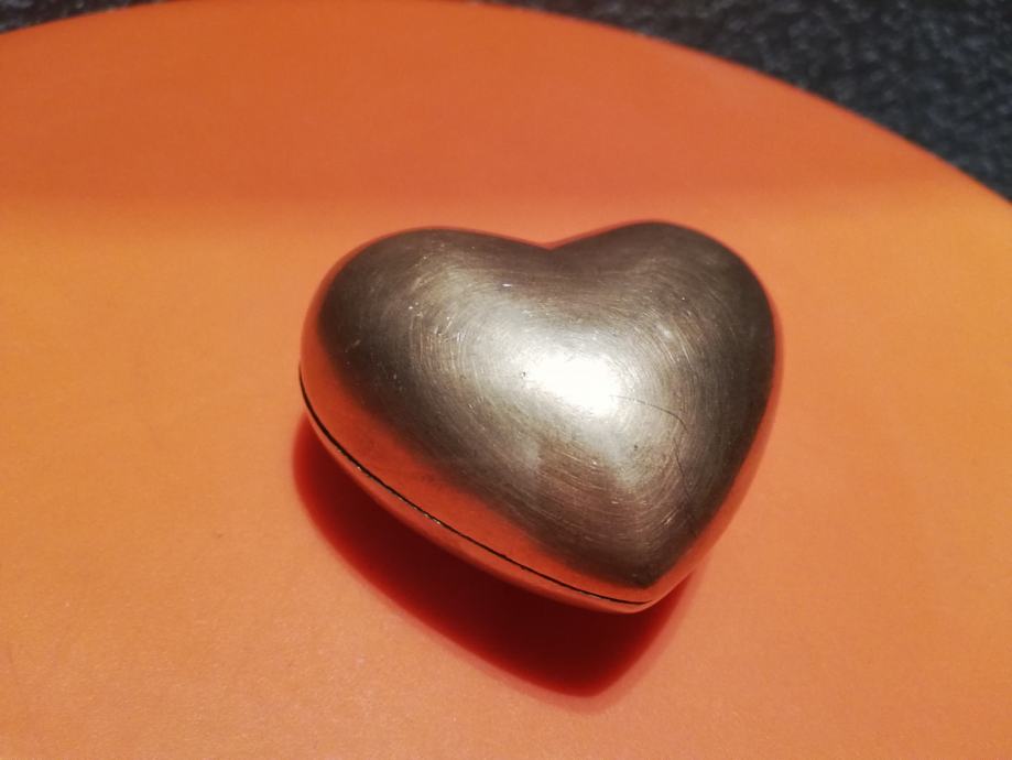 Posuda za prsten je od punog mesinga u obliku srca