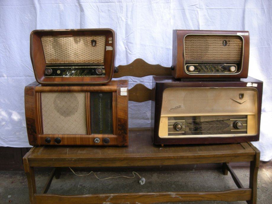 Prodajem cijelu kolekciju starih radija lampaša i raznih starina