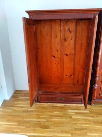 Prodajem dva starinska ormara