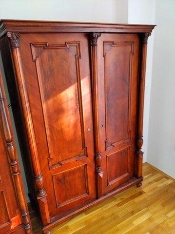 Prodajem dva starinska ormara