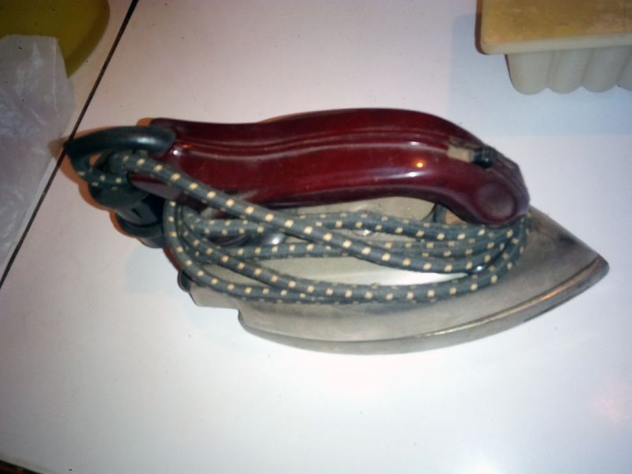 Retro stara ruska pegla ( glačalo ) iz 1956. godine