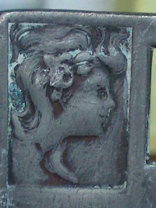 SECESIJSKI STALAK ZA FOTOGRAFIJE - KOSITAR; vis: 20,0 cm, šir: 15,5 cm