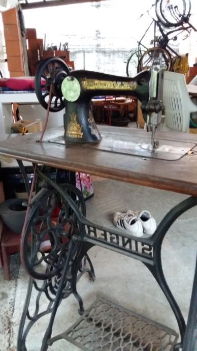 Singer mašinu i kolovrat