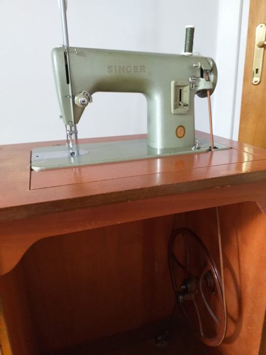 Singerica sa kabinetom u odličnom stanju