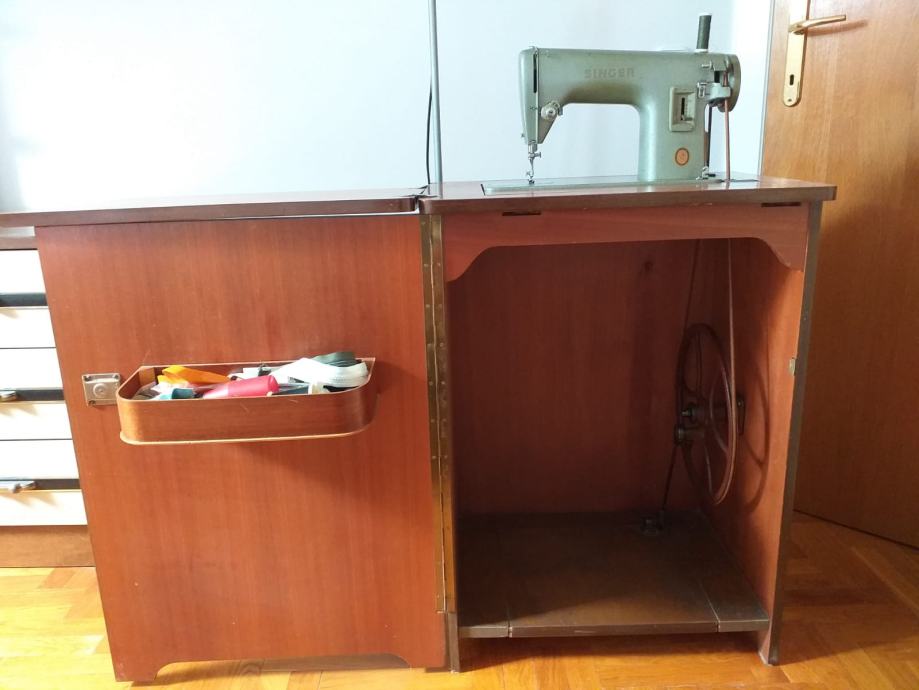 Singerica sa kabinetom u odličnom stanju