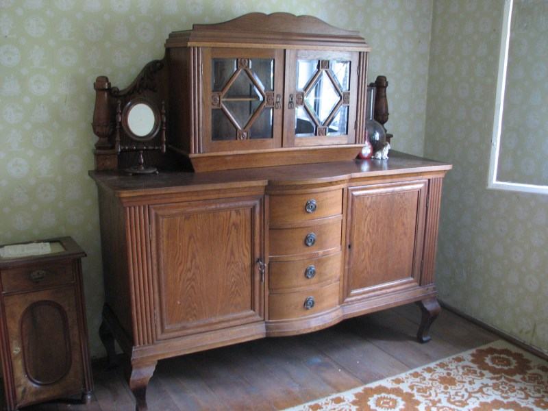 Stari namještaj (komode, stol, stolice, noćni ormarići)