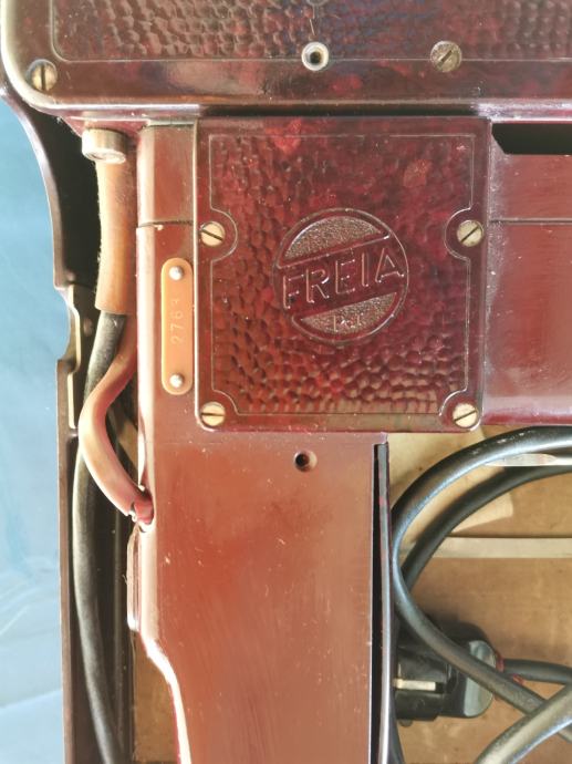 STARA MOBILNA ŠIVAĆA MAŠINA FREIA 1949.god-DDR u bakelitnom koferu