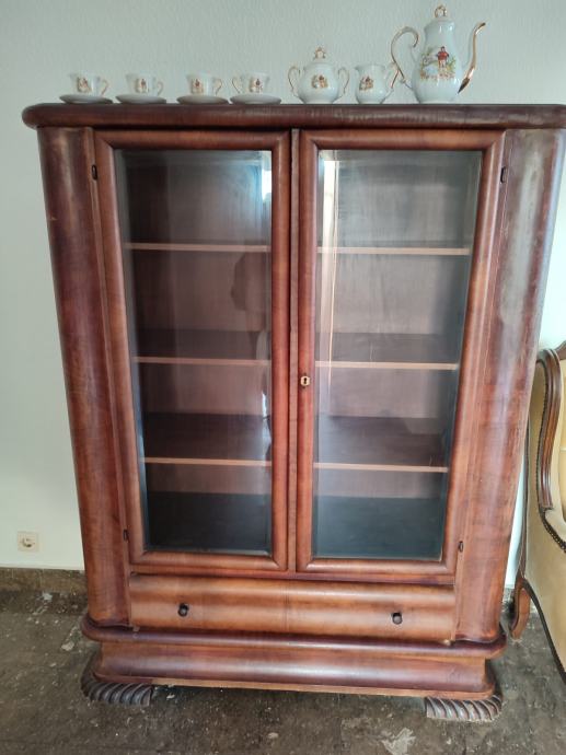 Stara vitrina s početka 20. stoljeća