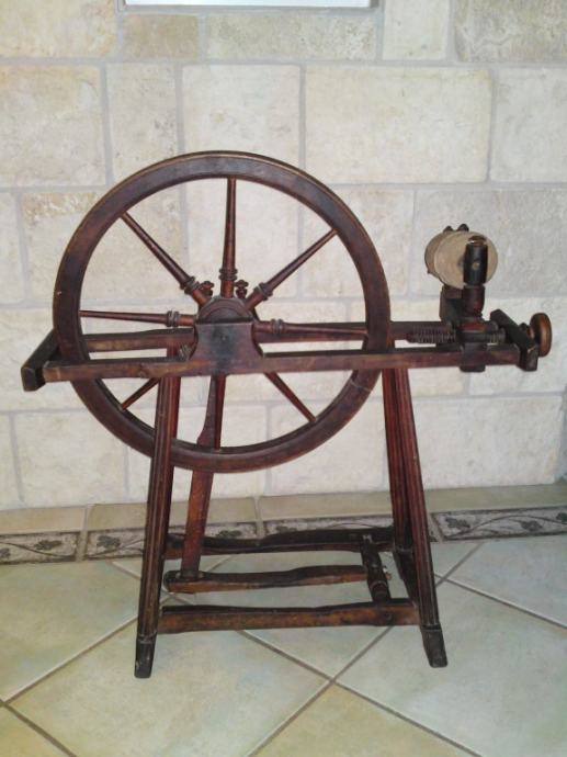 STARI DRVENI KOLOVRAT ZA PREDENJE NITI.