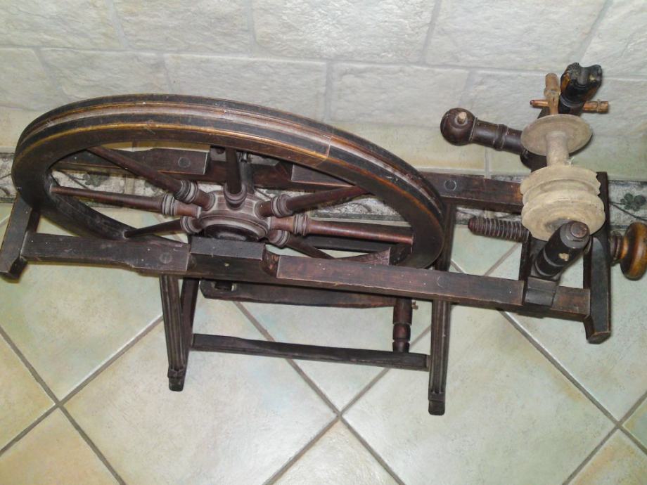 STARI DRVENI KOLOVRAT ZA PREDENJE NITI.