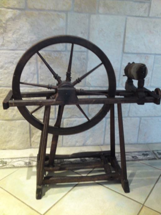 STARI DRVENI KOLOVRAT ZA PREDENJE NITI.