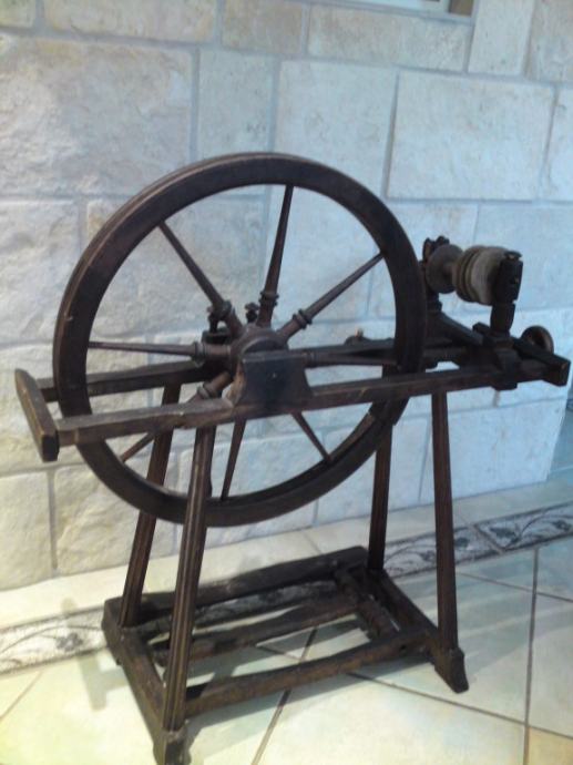 STARI DRVENI KOLOVRAT ZA PREDENJE NITI.