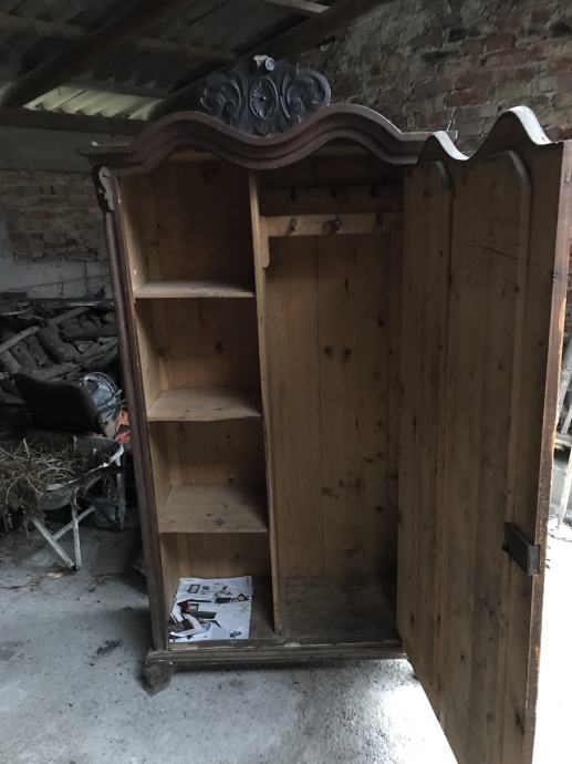 Stari drveni ormar za restauriranje