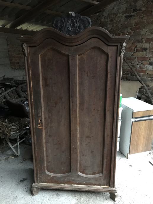 Stari drveni ormar za restauriranje