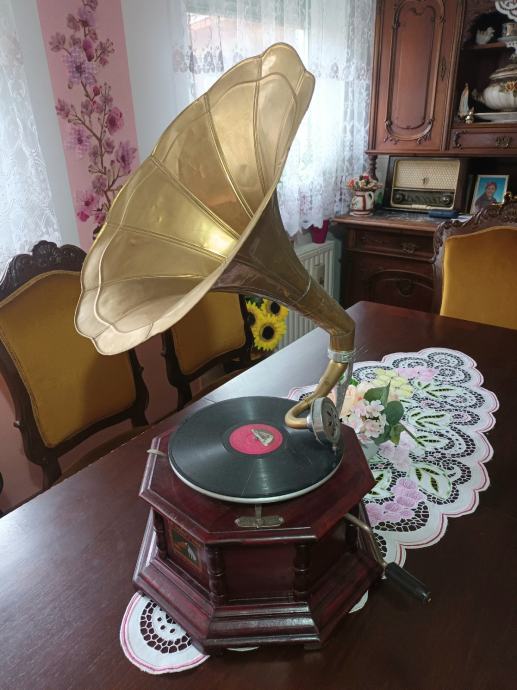 Stari gramofon na navijanje