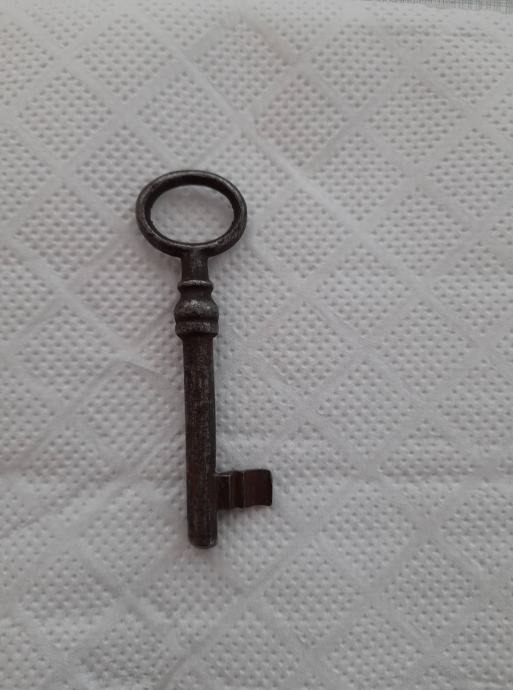 stari metalni ključ 9 cm