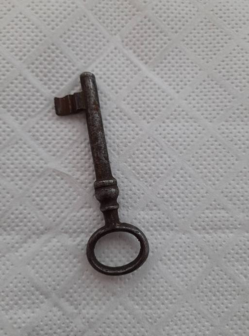stari metalni ključ 9 cm