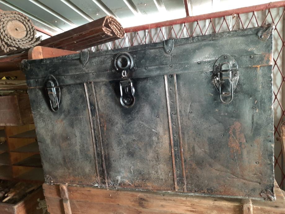 Stari metalni sanduk