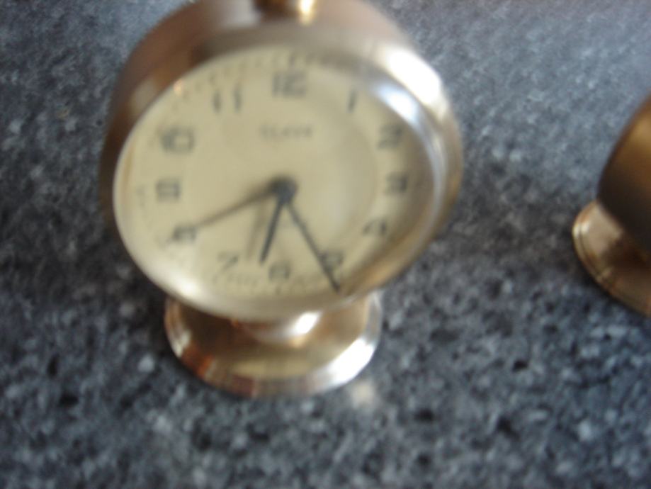 Stari Ruski sat-SLAVA-starost cca 80g.ispravan i točan,vidi sliku!