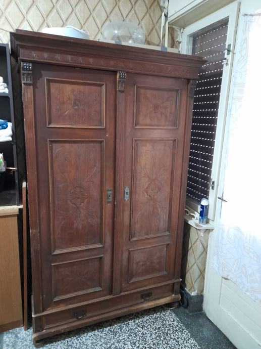 stari rustikalni ormar